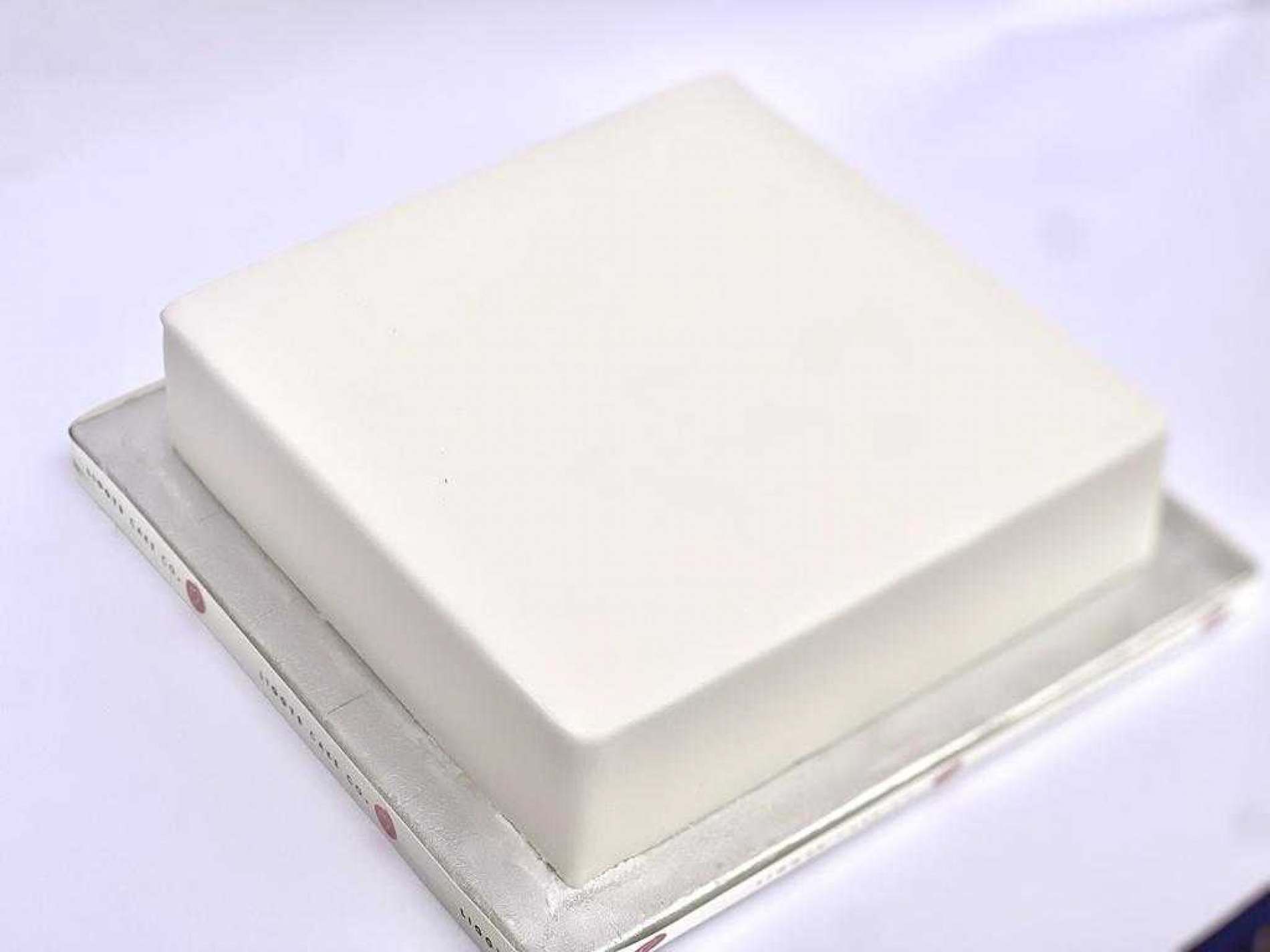 Fondant Cutting Cake Portions | Weddings